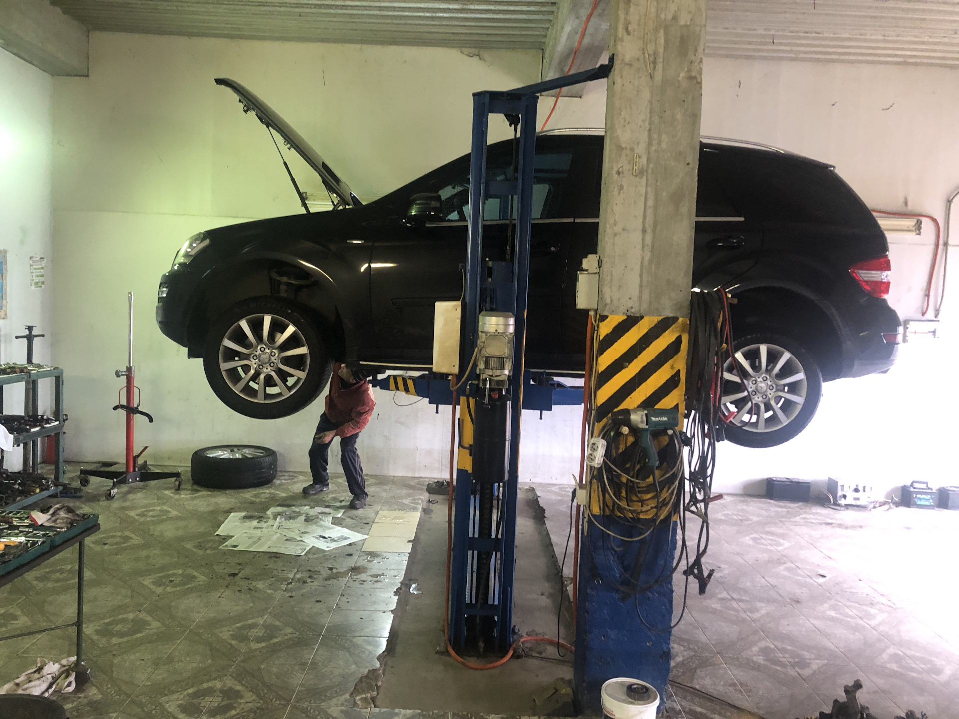 Гремела стойка. — Mercedes-Benz M-Class (W164), 3,5 л, 2011 года ...