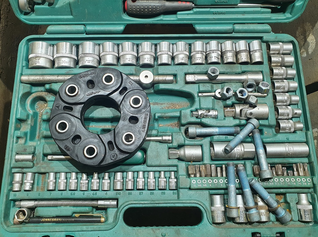 Замена задней эластичной муфты кардана A0004110200 — Mercedes-Benz C ...