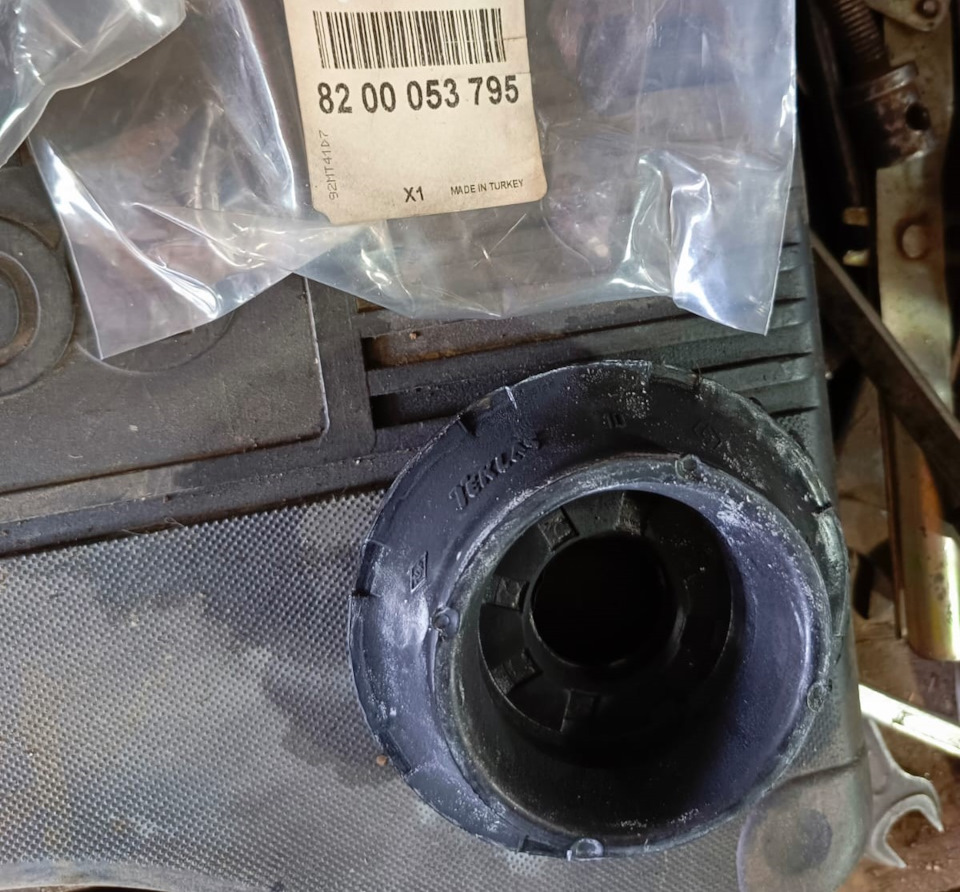 8200053795 Элемент опоры пер стойки (рез, мет) RENAULT | Запчасти на DRIVE2