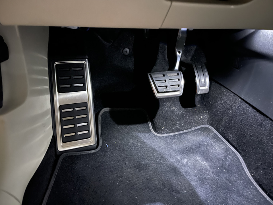 Подставка под левую ногу — Skoda Superb Combi (Mk3), 2 л, 2023 года ...