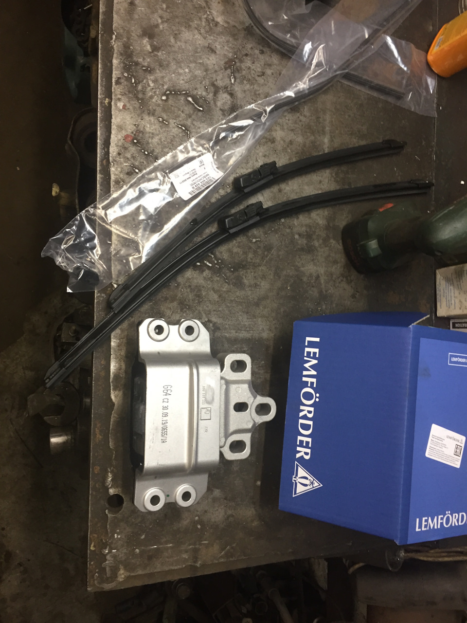 Замена подушки кпп и резинок в дворниках — Volkswagen Passat Variant ...