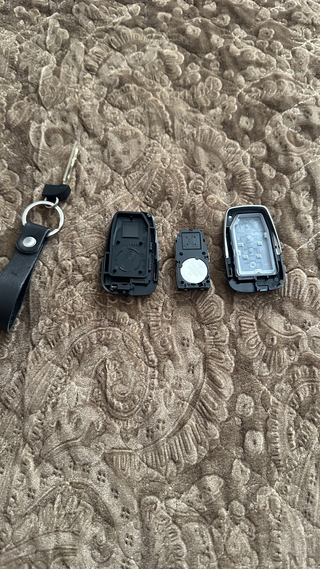 Замена батарейки на ключах — Toyota Camry (XV70), 2,5 л, 2018 года ...