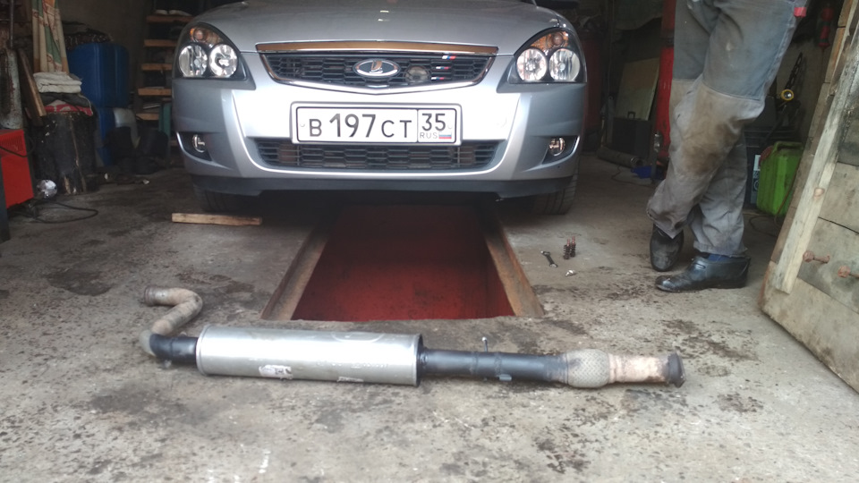 Резонатор Ауди 100, установка. — Lada Приора хэтчбек, 1,6 л, 2011 года ...