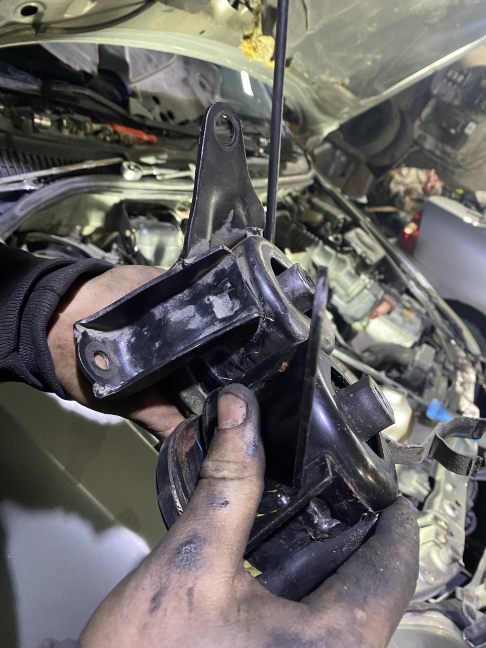 Замена подушек двигателя Toyota avensis t250 2.0. — Toyota Avensis II ...