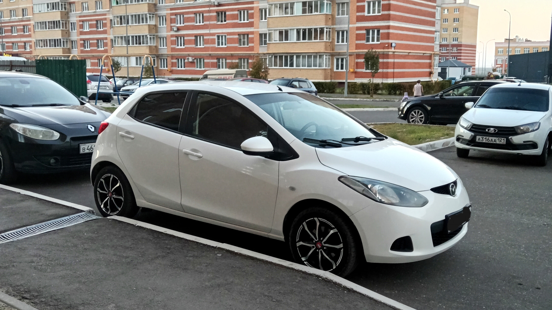 Mazda 2 (3G) 1.5 бензиновый 2009 | White Japanese на DRIVE2