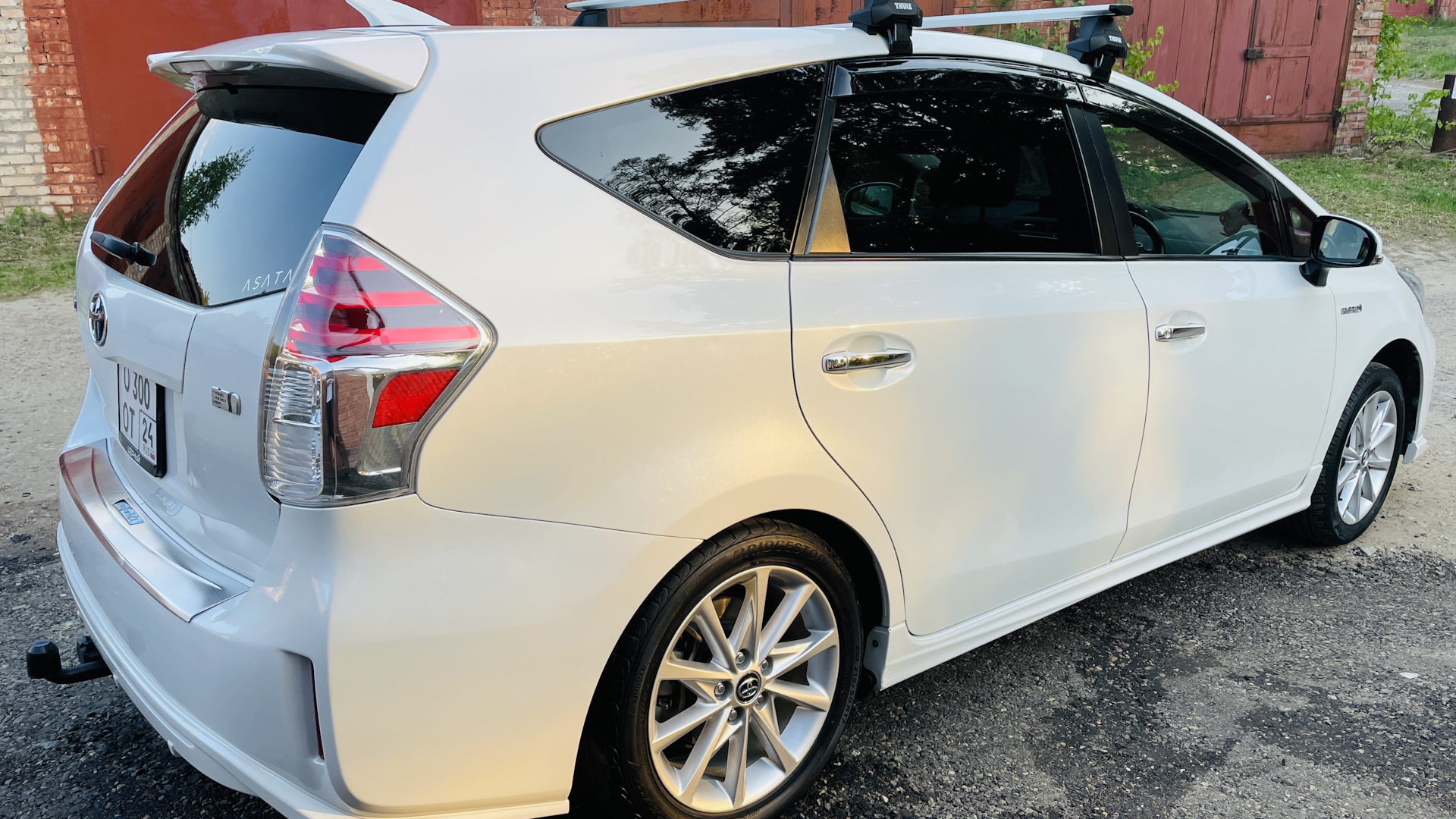 Toyota Prius Alpha 1.8 гибридный 2015 | ЩЁРНЫЙ на DRIVE2