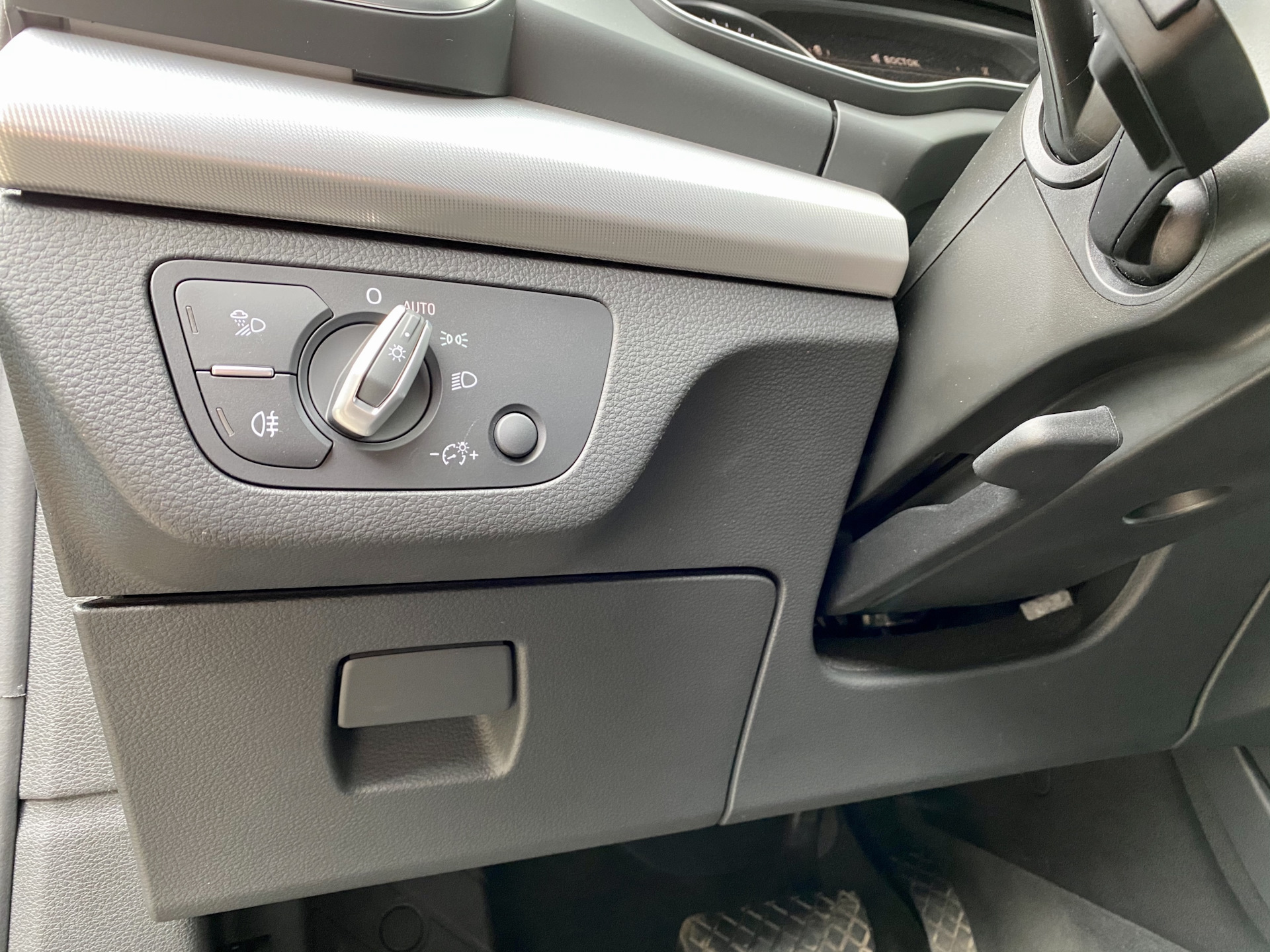 #011: Вещевой ящик водителя — Audi Q5 (2G), 2 л, 2019 года | тюнинг | DRIVE2