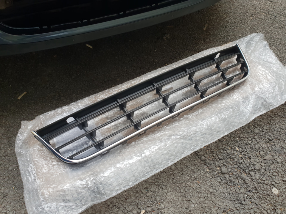 Решетка переднего бампера с хром — Volkswagen Passat B6, 2 л, 2007 года ...