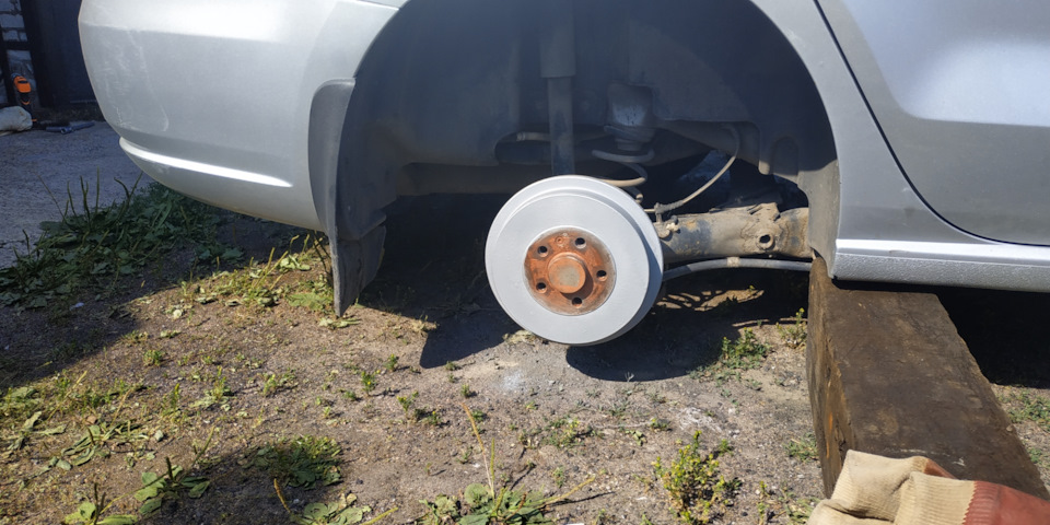 Покраска тормозных барабанов, крышка и заглушка крюка — Volkswagen Polo ...