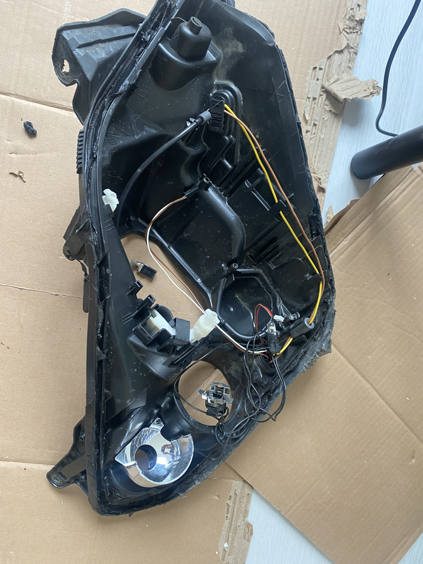 Замена стекла фары — Opel Astra H, 1,8 л, 2007 года | своими руками ...