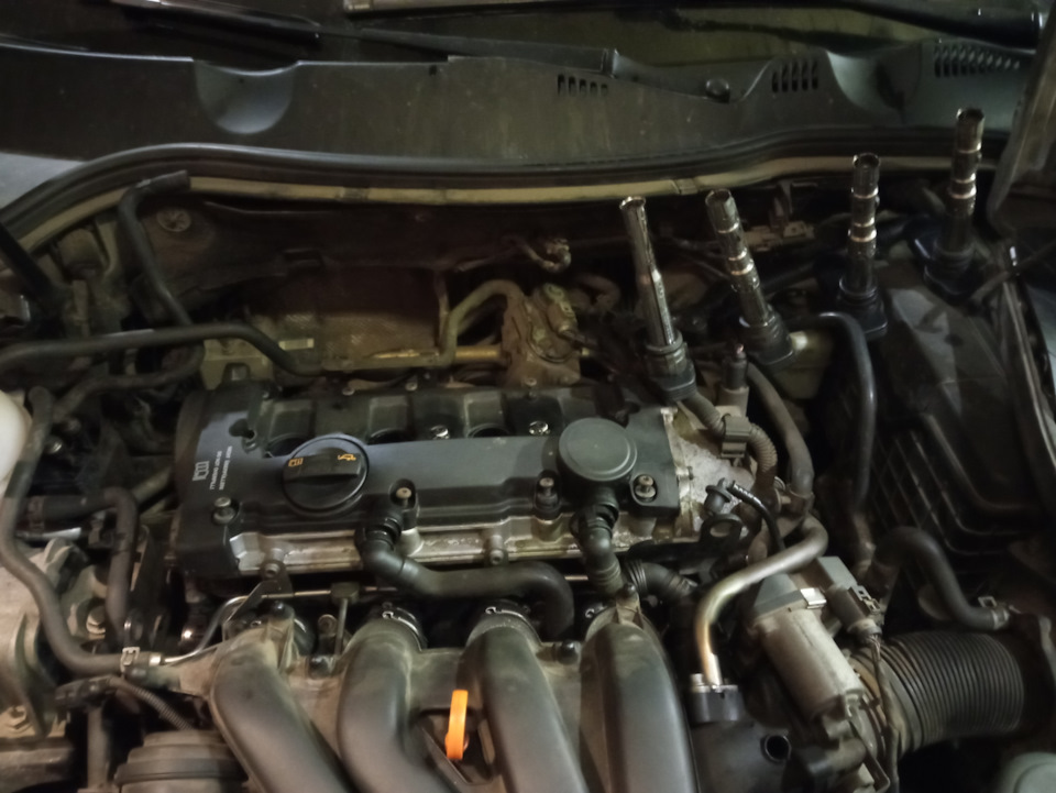 Прокладка клапанной крышки — Volkswagen Passat B6, 2 л, 2007 года ...