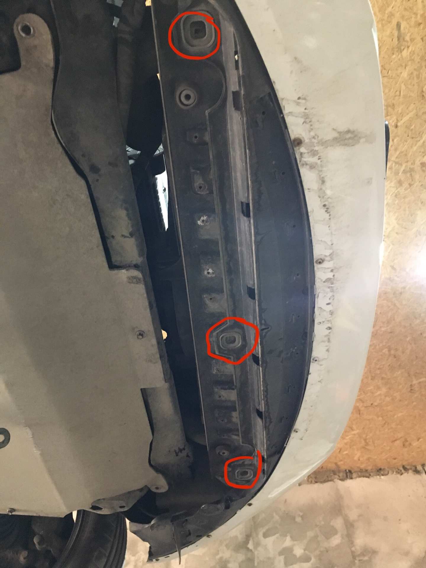 Замена правой форсунки омывателя фар — Volvo S60 (2G), 2 л, 2013 года ...