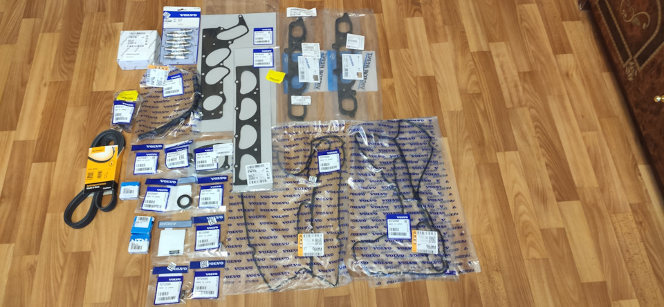 Переуплотнения клапанных крышек. — Volvo XC90 (1G), 4,4 л, 2007 года ...