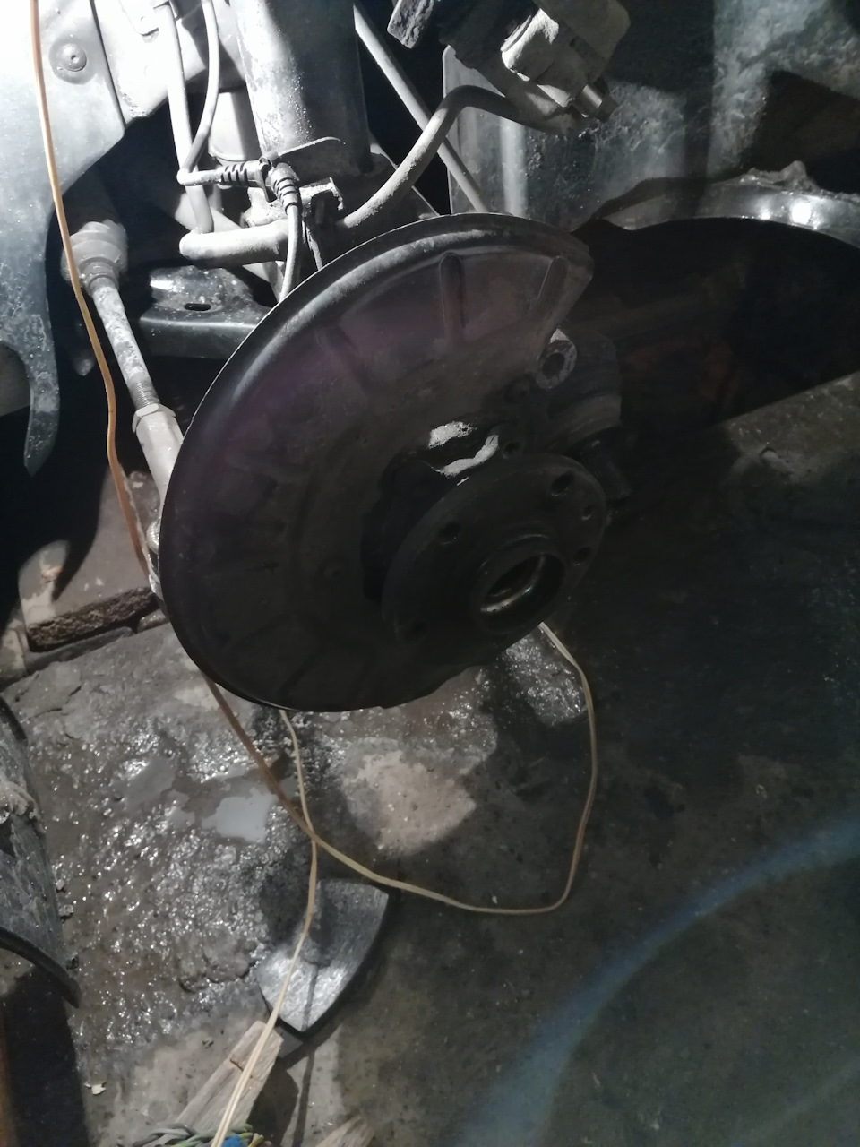 Замена ступичного подшипника — Volkswagen Passat B6, 2 л., 2007 года ...