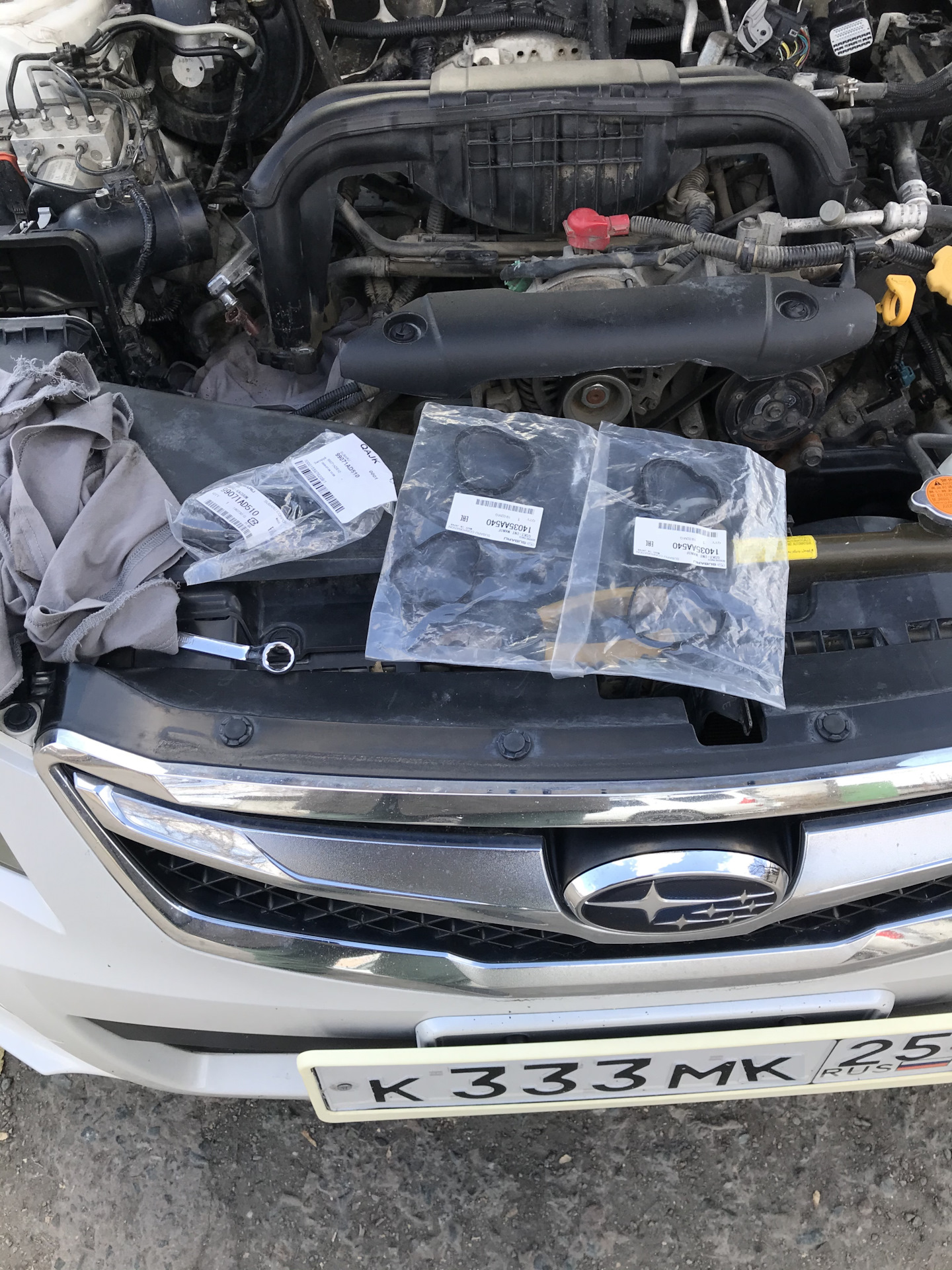 Замена прокладок клапанной крышки и свечных колодцев, впускного ...