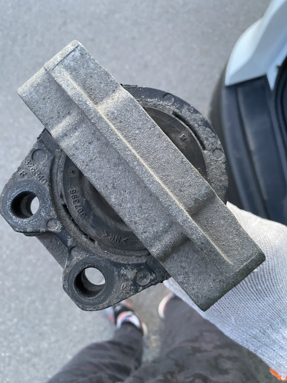 Замена правой гидроопоры (подушки) двигателя — Ford Focus Wagon III, 1 ...