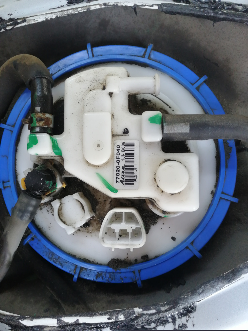 31. Замена топливного фильтра — Toyota Verso, 1,8 л, 2011 года ...