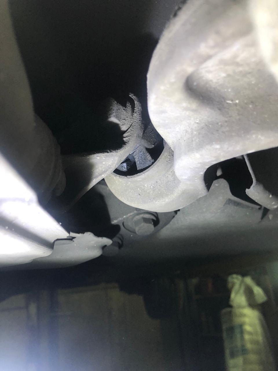 Замена сайлентблоков передней подвески — Audi Q5 (1G), 2 л, 2009 года ...