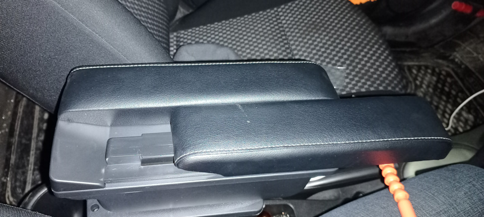 Установка подлокотника — Nissan Note (2G), 1,2 л, 2014 года | своими ...