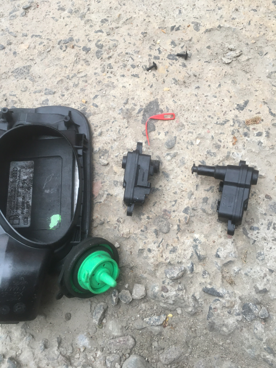 №16 Замена моторчика лючка бензобака))) — Audi Q7 (1G), 3 л, 2010 года ...