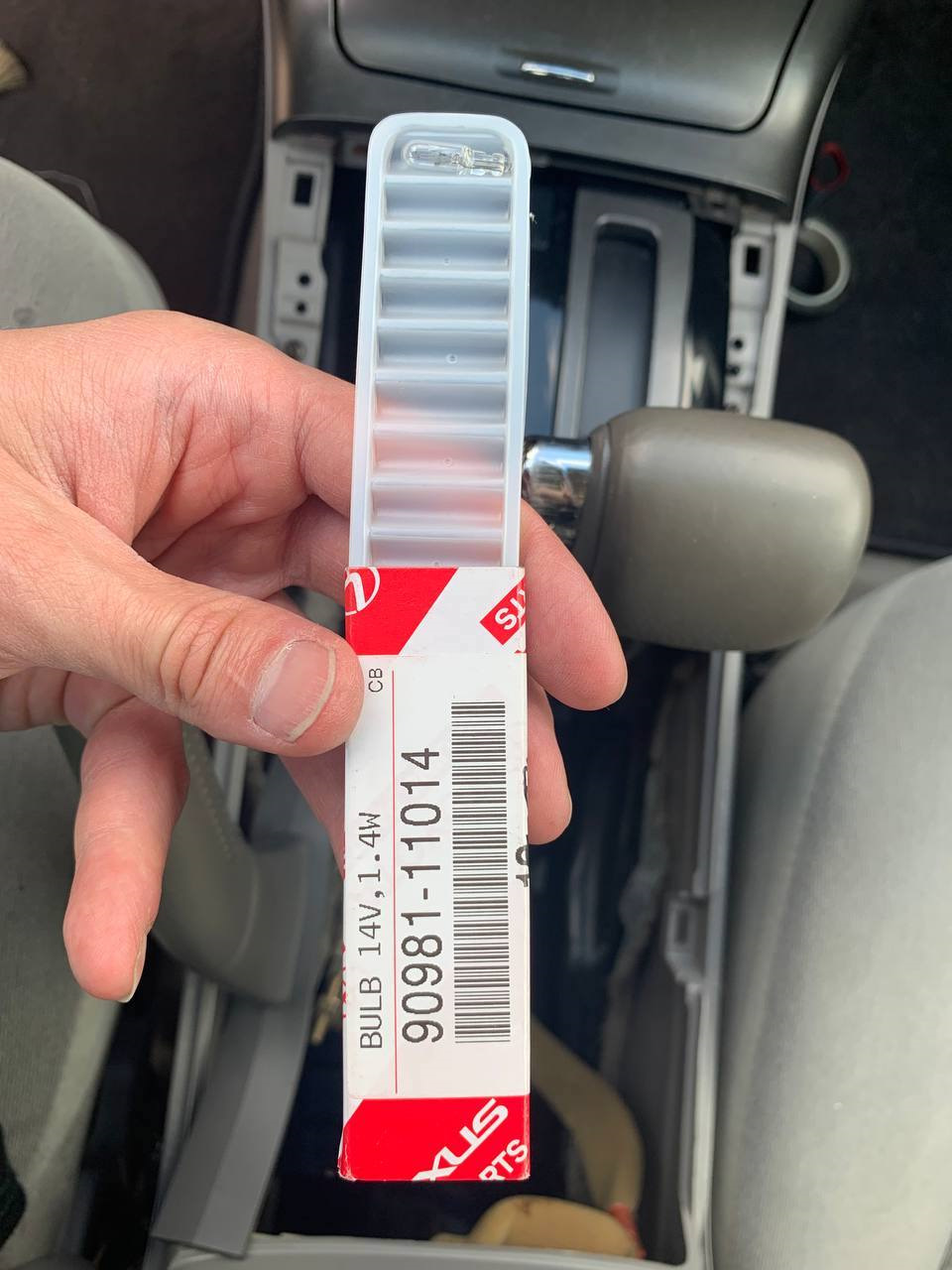 #42 Поменял лампочку подсветки АКПП — Toyota Camry (XV30), 2,4 л, 2005 ...