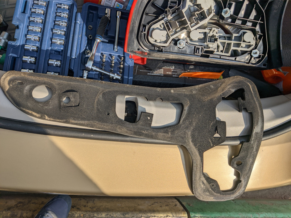 Прокладки фонарей и опоры пятой двери — Volvo C30, 2,5 л, 2007 года ...