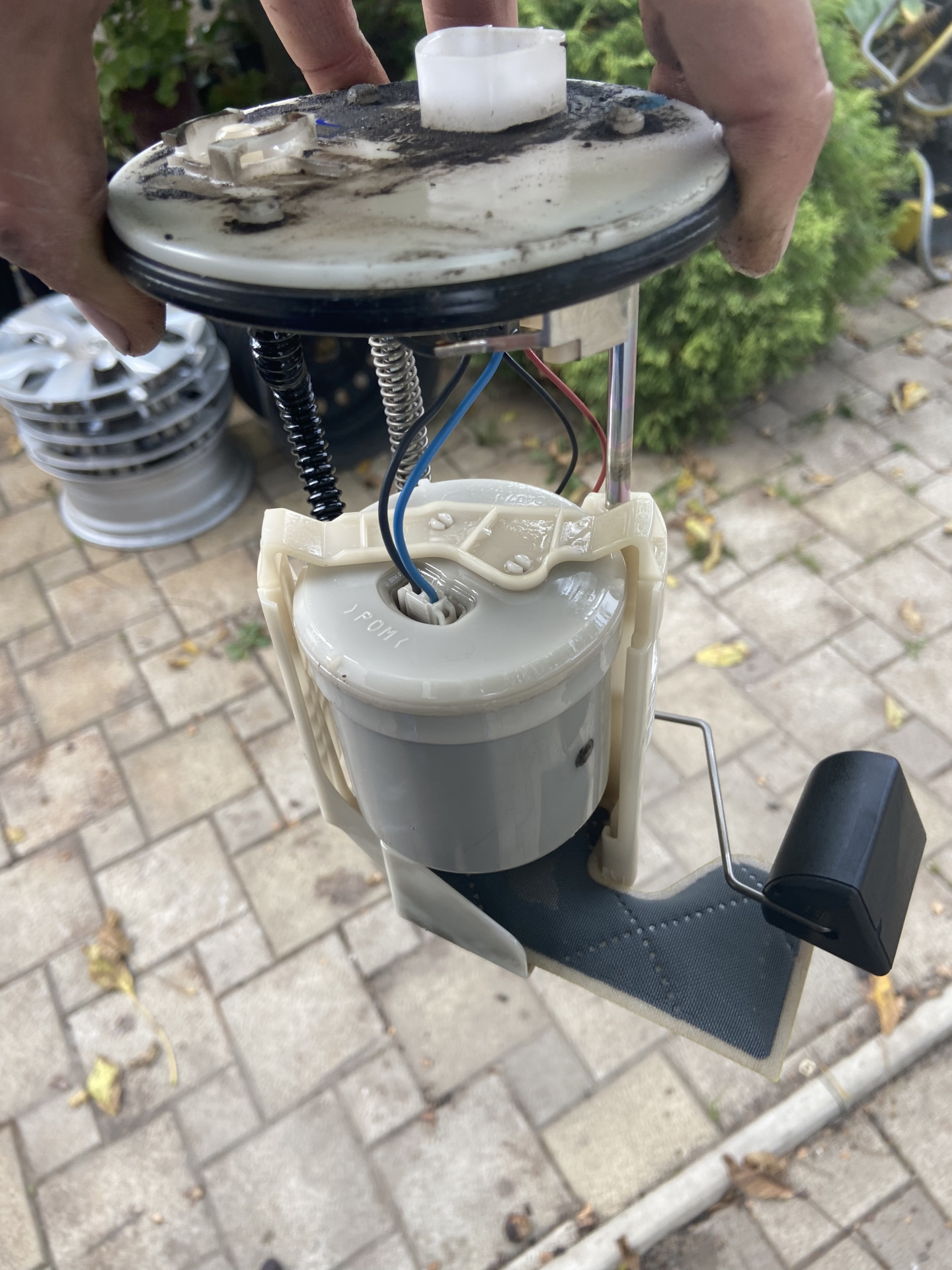 Замена топливного фильтра — Toyota Camry (XV40), 2,4 л, 2007 года ...