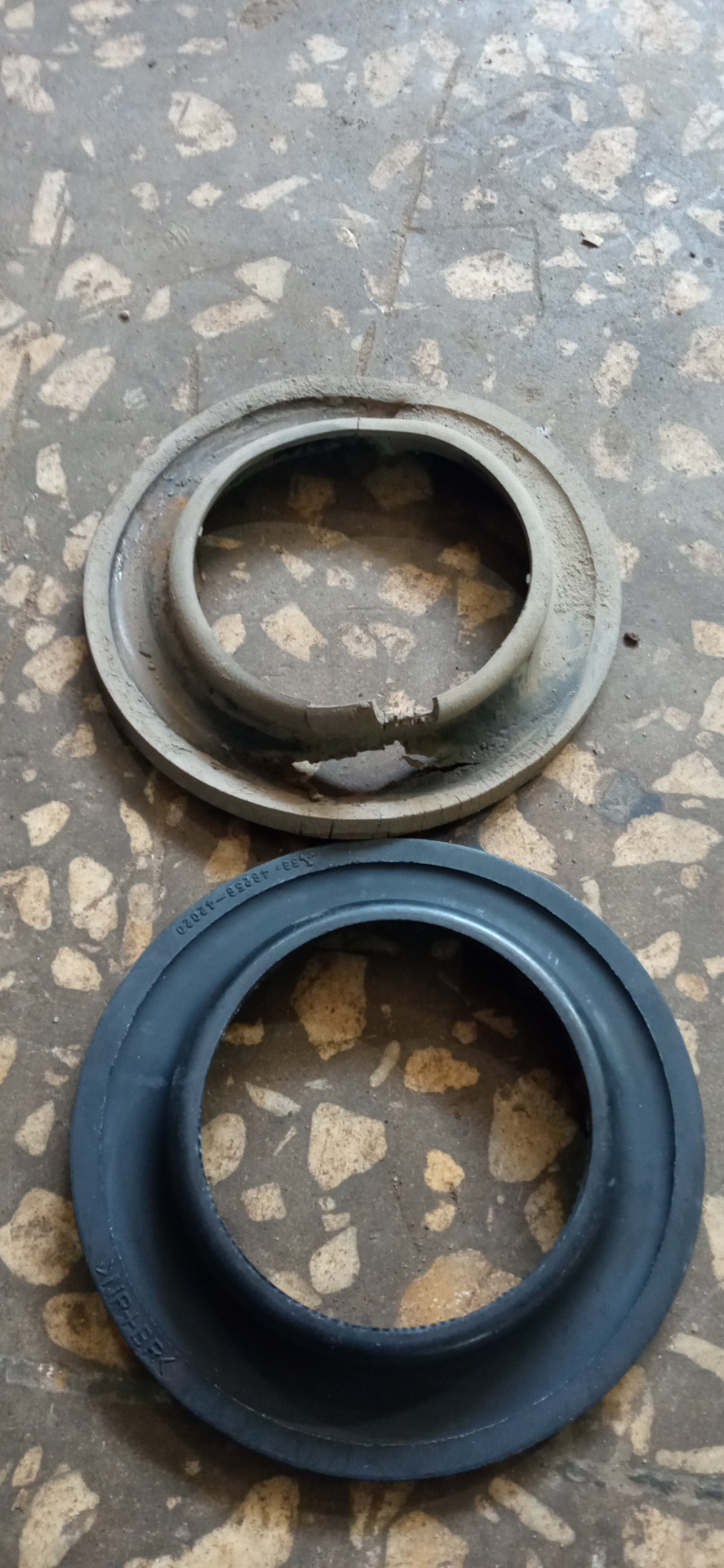 Замена нижних изоляторов задних пружин и втулок стоек заднего ...