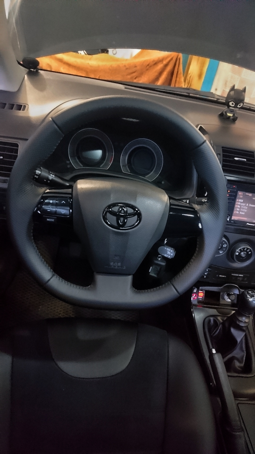 Эмблема на руль в чёрный цвет — Toyota Corolla (140/150), 1,6 л, 2011 ...