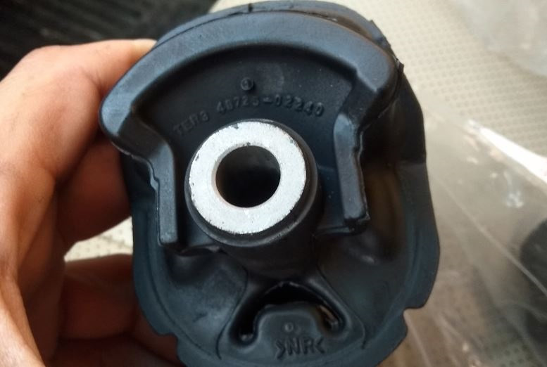 Замена сайлентблоков задней балки. — Toyota Corolla Axio (E140), 1,5 л ...