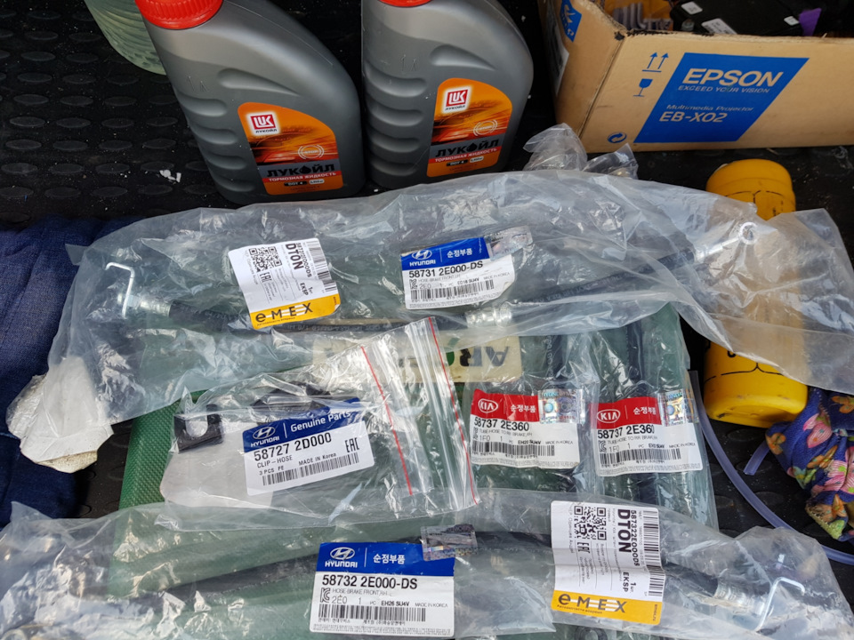 Замена тормозных шлангов и тормозной жидкости — Hyundai Tucson (JM), 2 ...