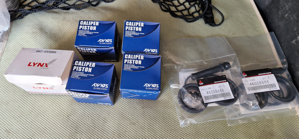 Ремонт тормозов (замена тормозных поршней) — Mitsubishi Pajero (4G), 3 ...