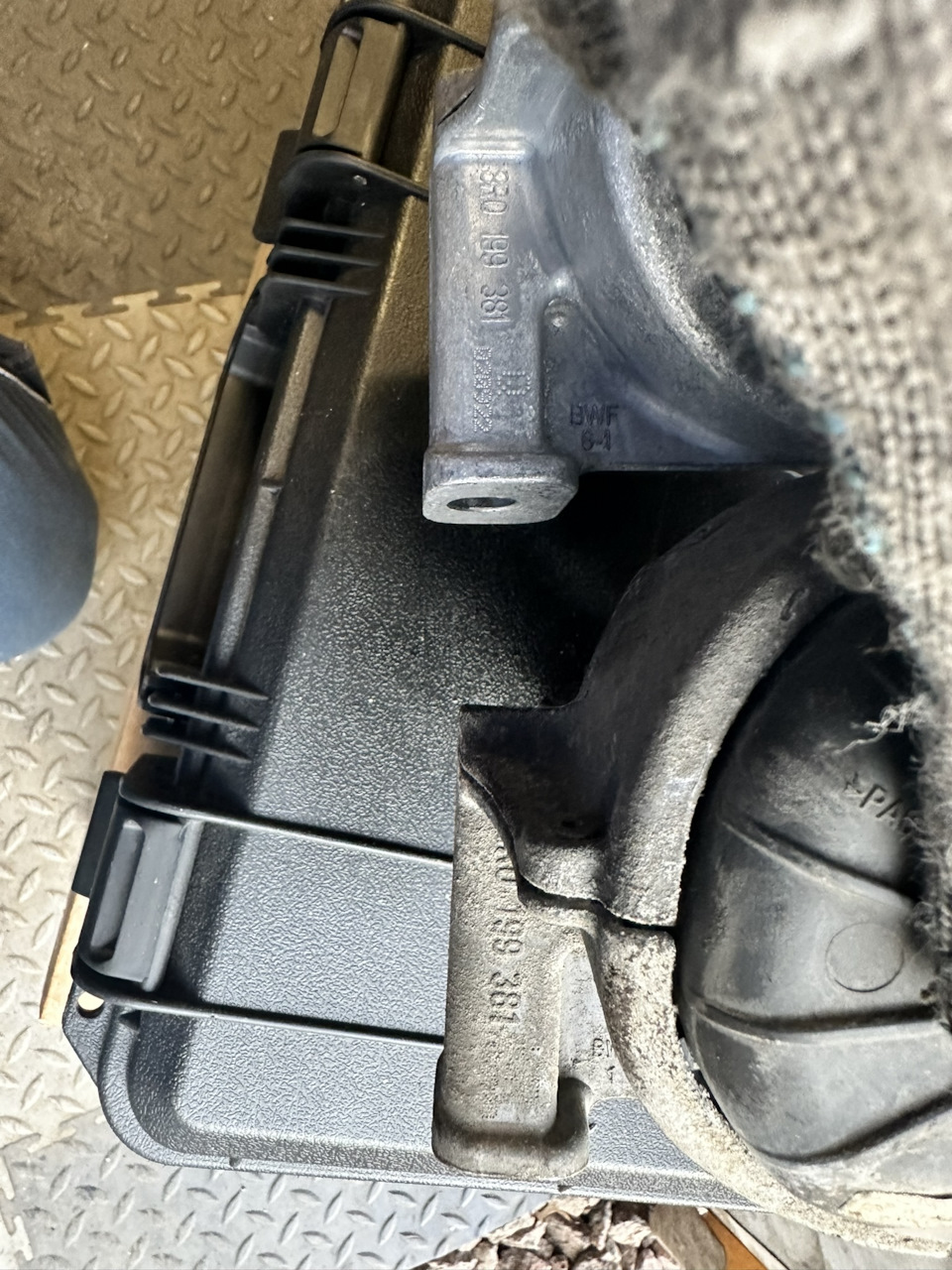 AUDI Q5 2009 3.0 TDI CCWA Замена правой опоры двигателя — Audi Q5 (1G ...