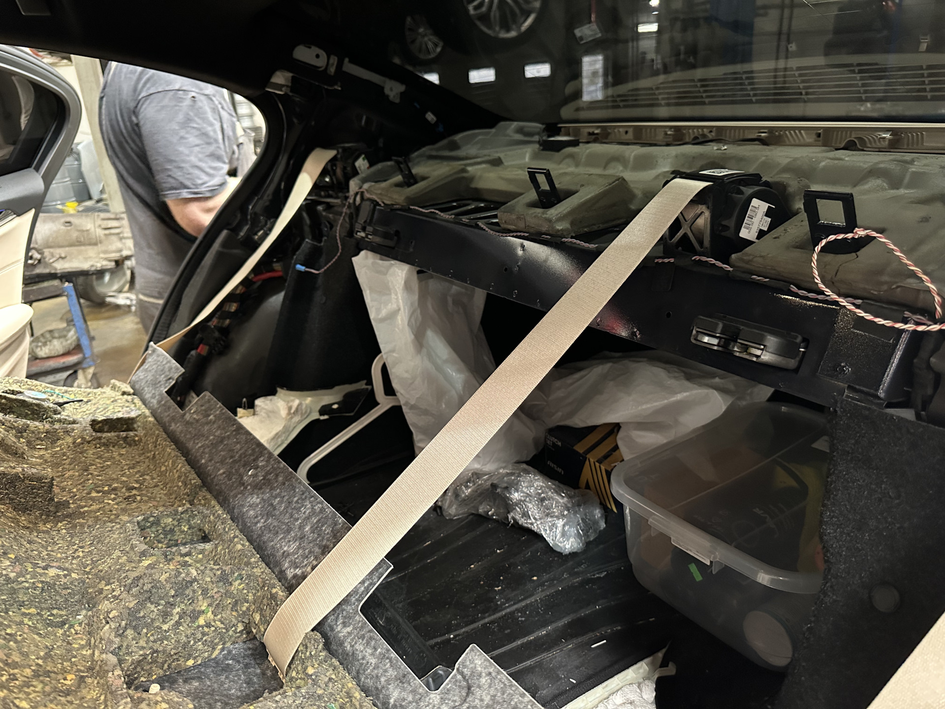 22). Замена пыльника амортизатора — BMW 5 series (G30), 2 л, 2017 года ...