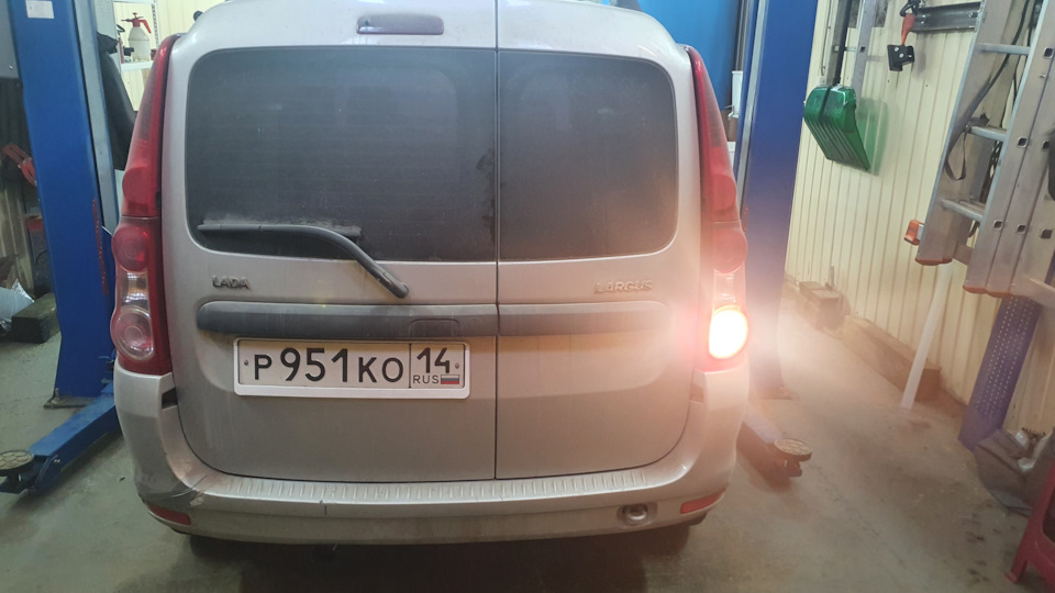 Лампы заднего хода + ПТФ + по мелочи. — Lada Ларгус, 1,6 л, 2013 года ...