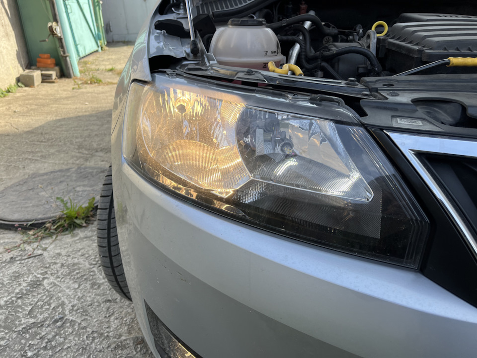 Замена ламп ближнего света — Skoda Rapid (1G), 1,6 л, 2019 года ...