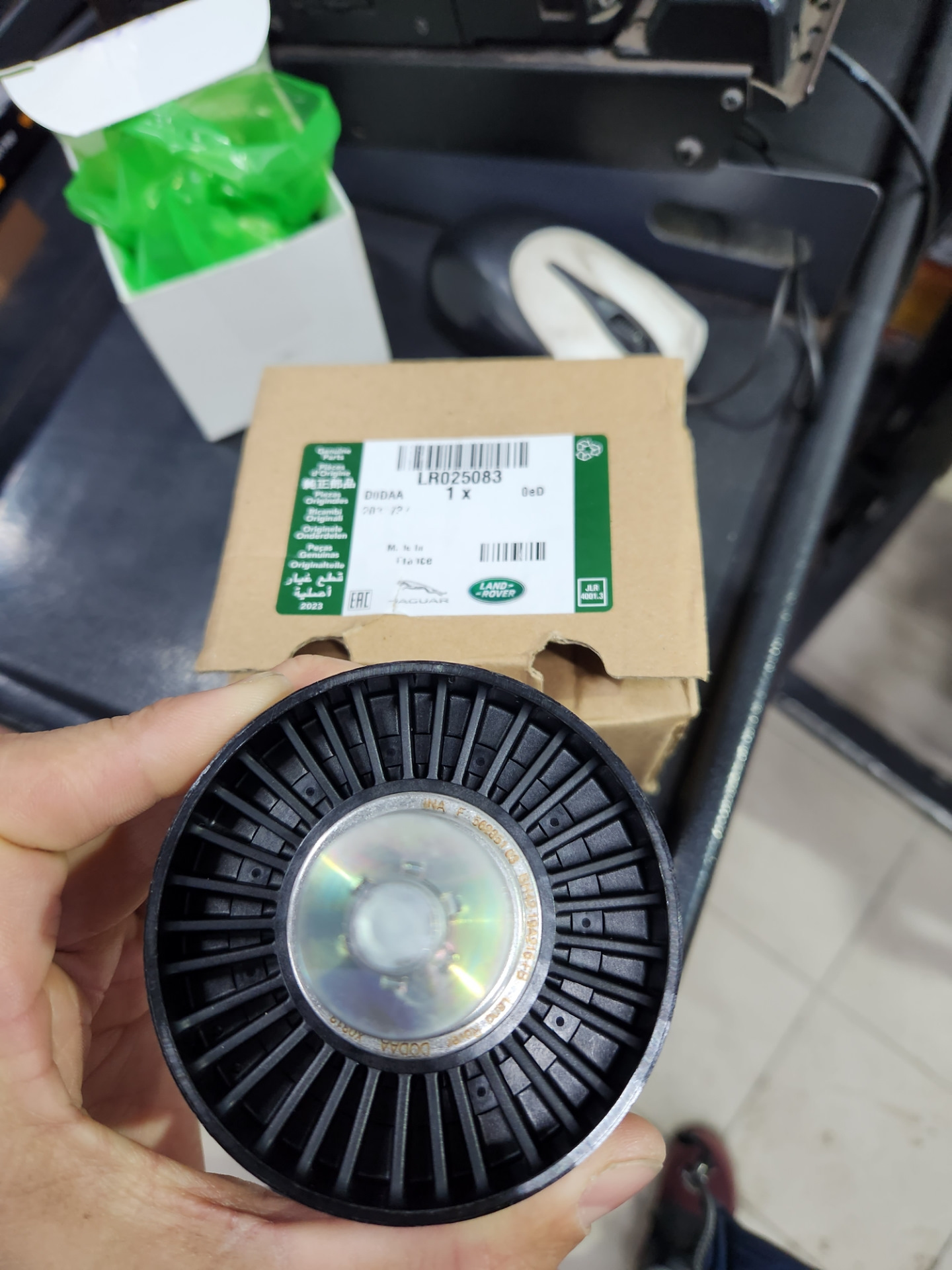 Замена роликов ремня — Land Rover Range Rover (4G), 4,4 л, 2014 года ...