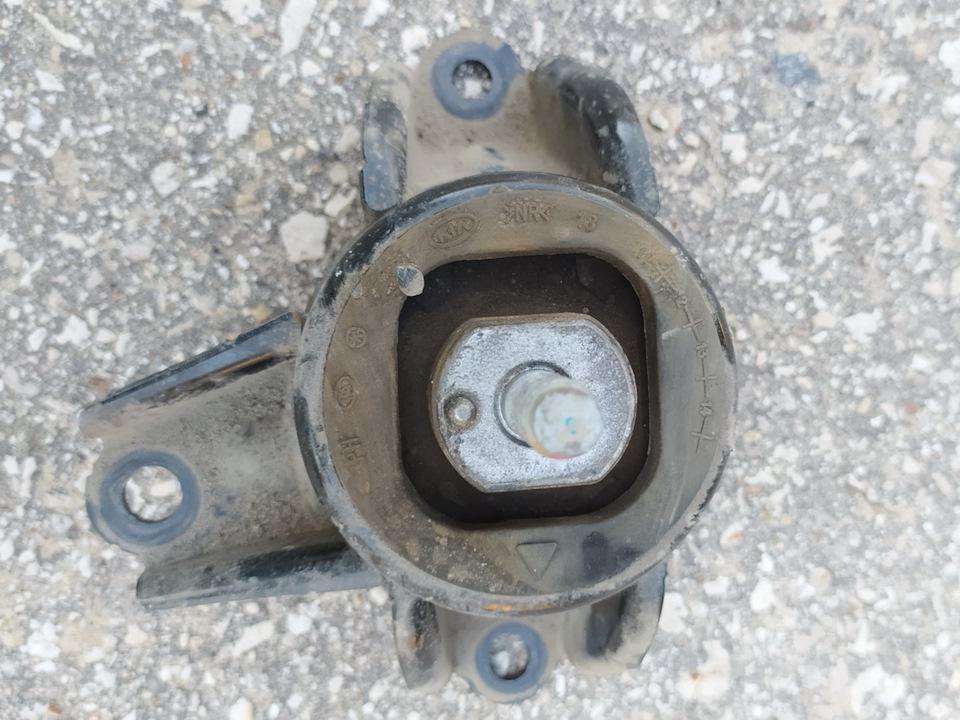 Замена правой опоры двигателя — KIA Ceed SW (2G), 1,6 л, 2013 года ...