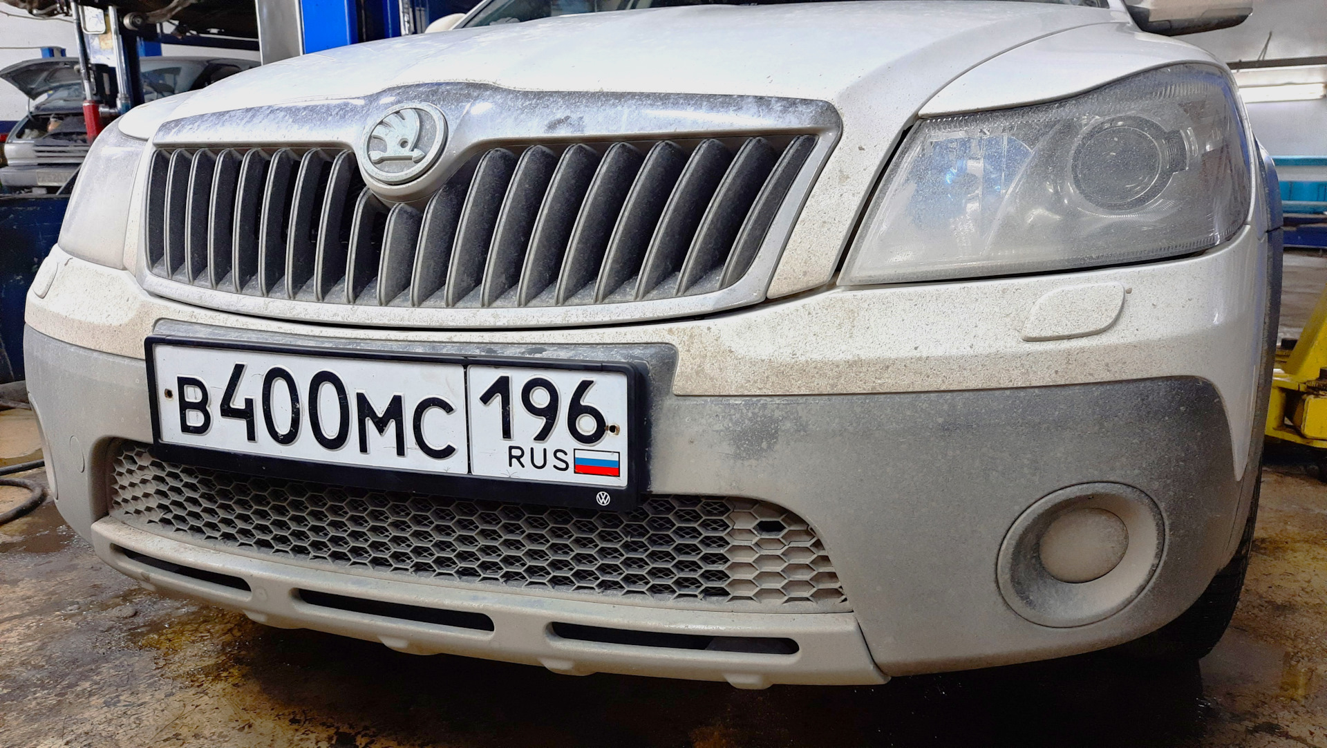 49. Фетиш — Оригинальная рамка номера VW 000071801BC — Skoda Octavia ...