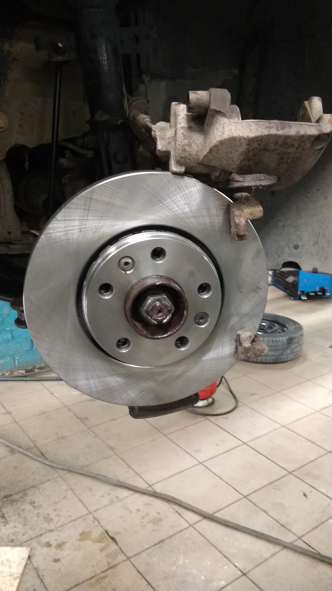 Замена тормозных дисков, колодок, подвесного, сальника привода ...