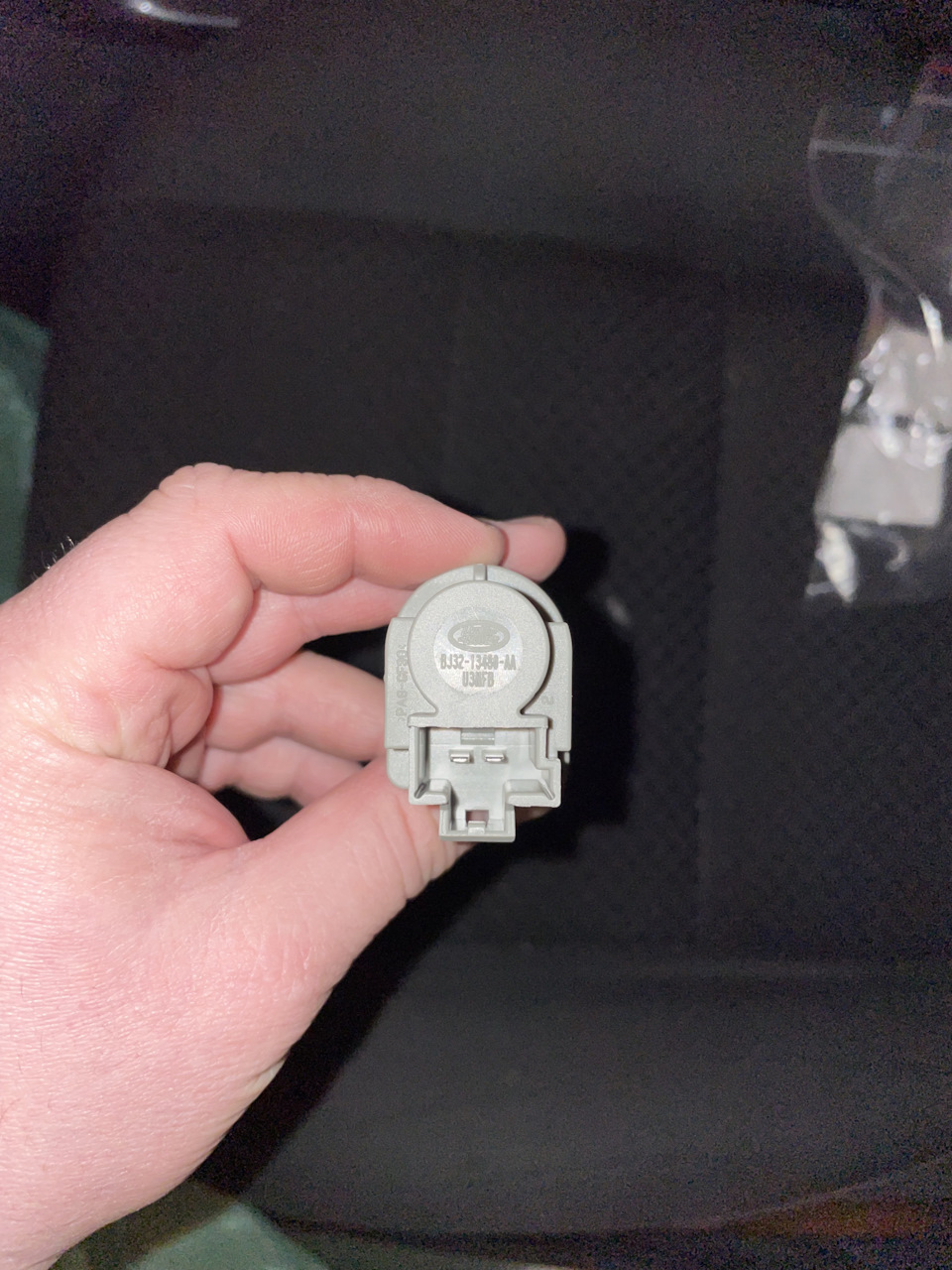 11. Замена выключателя стоп-сигнала 🛠 — Ford C-Max I, 2 л, 2008 года ...