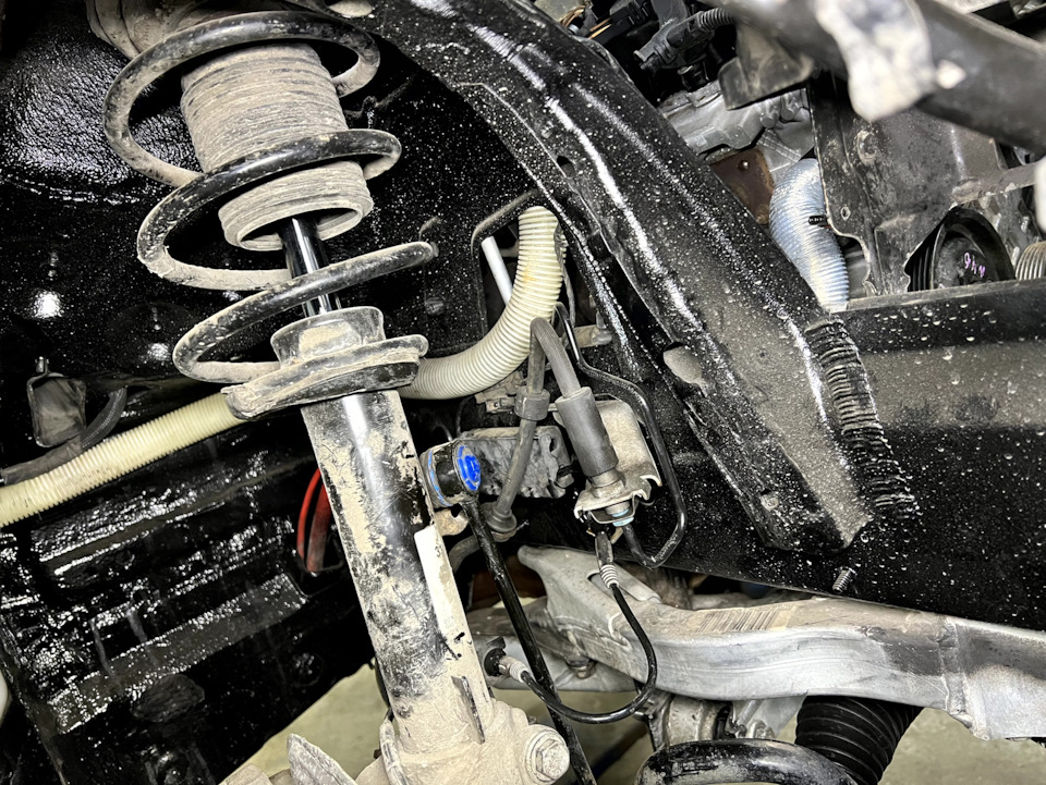 Замена передней тормозной магистрали, шланга омывателя фар — BMW 3 ...