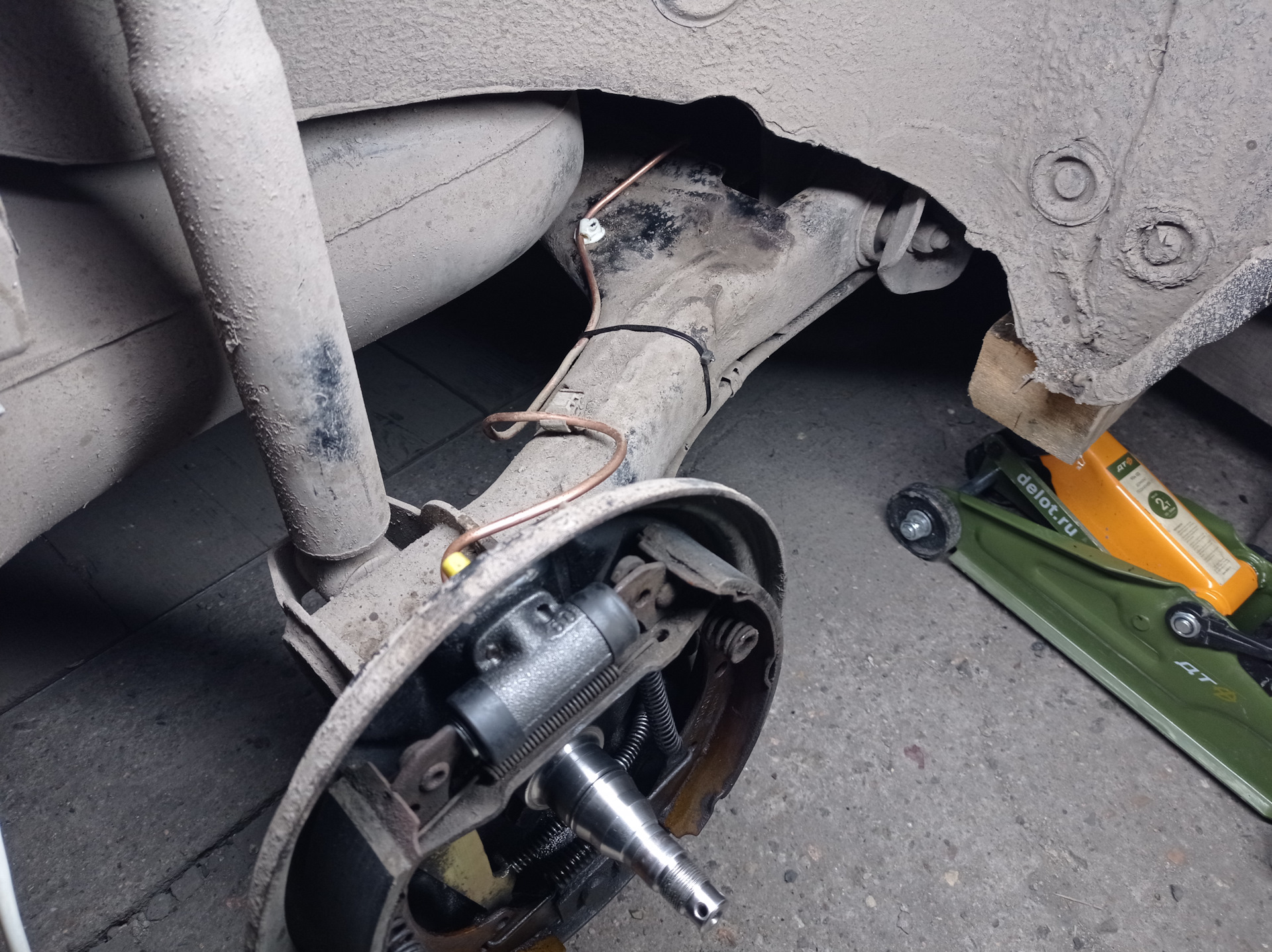 Ревизия задних тормозов — Volkswagen Golf Mk3, 1,4 л, 1996 года ...