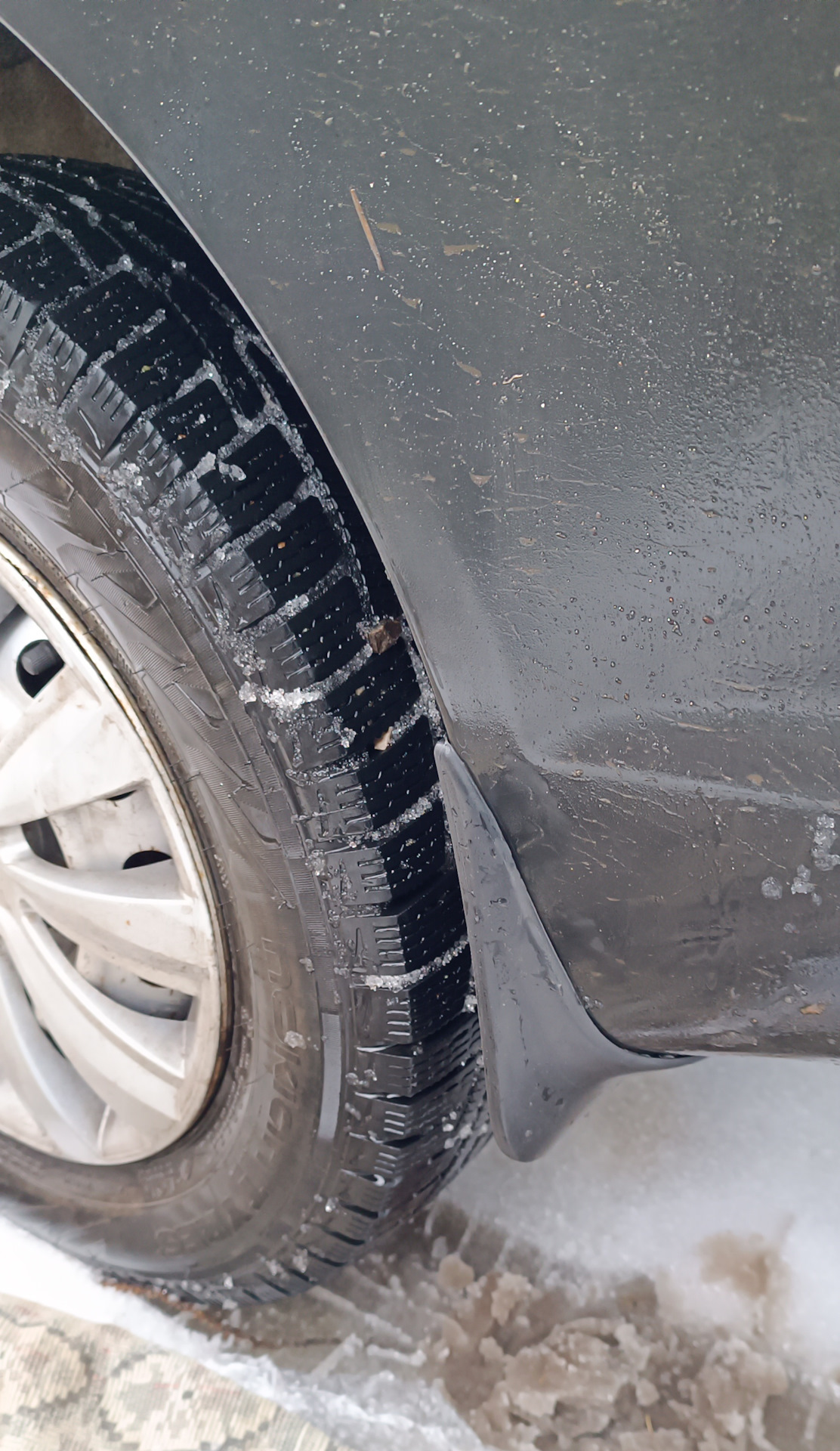 Установка задних брызговиков на Toyota Platz. — Toyota Platz, 1 л, 2003 ...