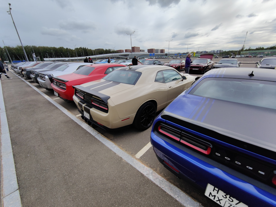 Мускулистая шайка Москвы — Dodge Challenger, 5,7 л, 2018 года ...