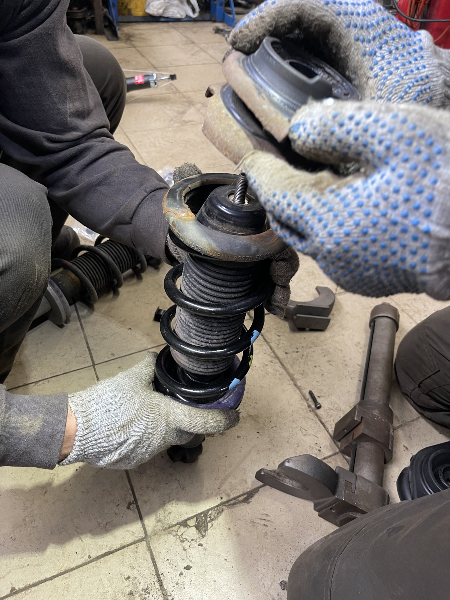 Замена амортизаторов. Пружинка в рейке. Задние колодки — Subaru Levorg ...