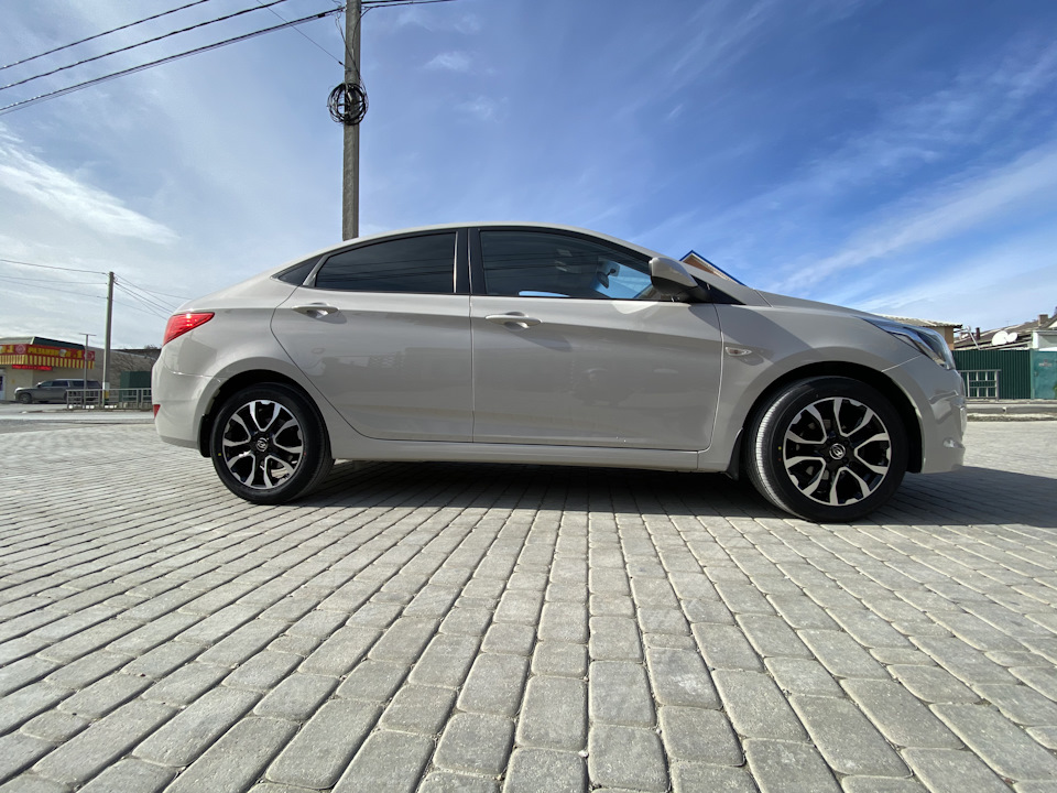 Диски R16 и летние шины Yokohama V552 195/55/16 — Hyundai Solaris (1G), 1,4 л, 2015 года | шины ...