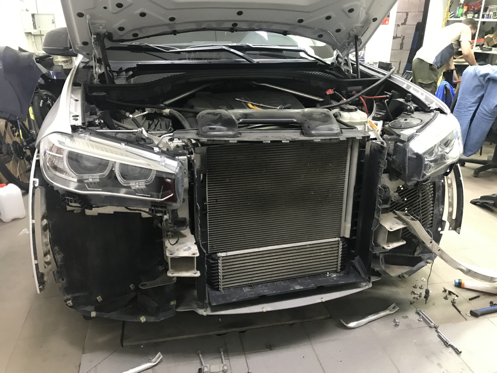 Замена переднего бампера M Performance + противотуманки LED ...