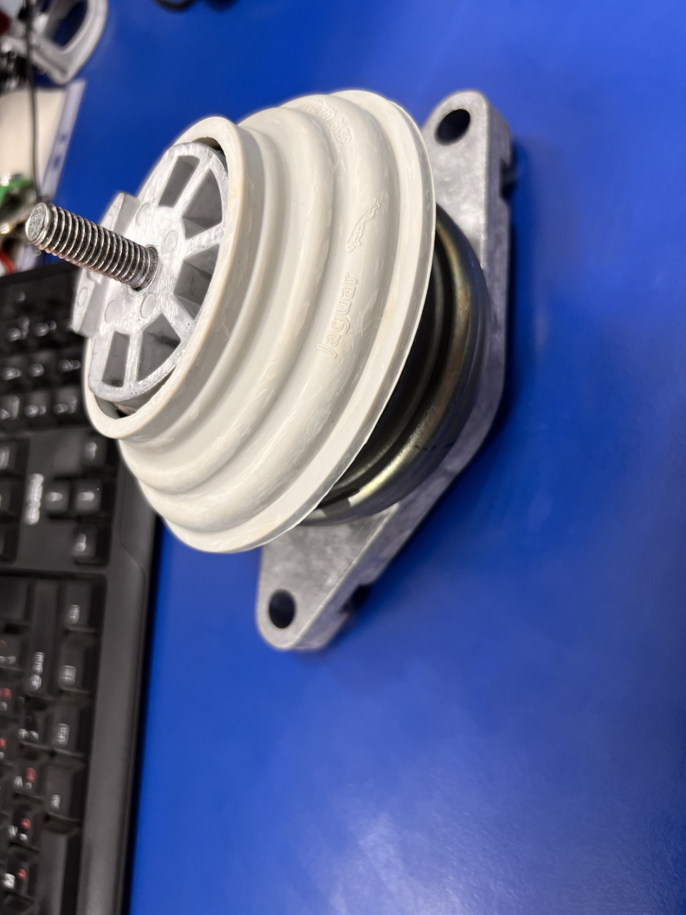 Левая опора ДВС — Jaguar XF (1G), 3 л, 2014 года | визит на сервис | DRIVE2