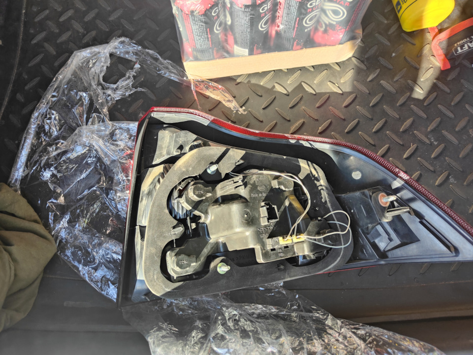 Замена задних фонарей — Volvo S80 (2G), 3,2 л, 2008 года | другое | DRIVE2